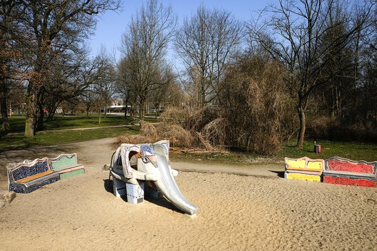 KUNSTVOLLE SPIELPLÄTZE ZUM KLETTERN UND RUTSCHEN